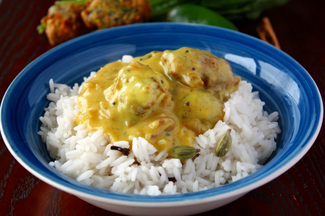 Kadhi Pakora - Mild Indian Yoghurt Curry with Spinach Dumplings ...